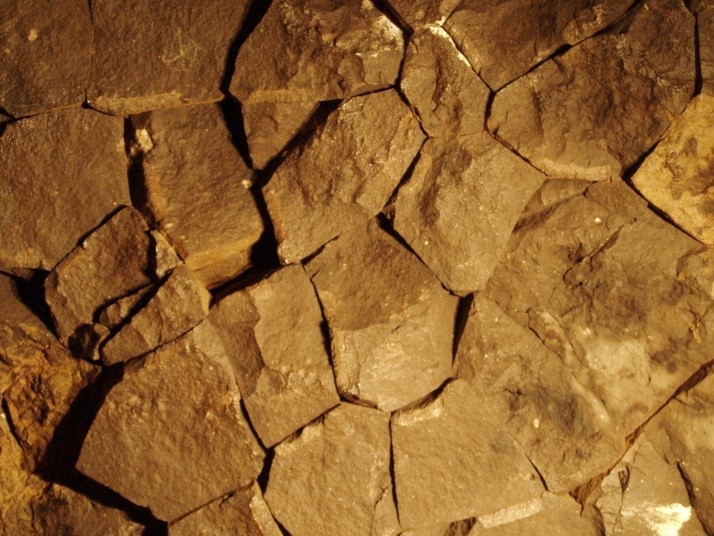 2 Visita al Lavakeller, cava sotterranea di basalto. (Foto S. Scalia ...