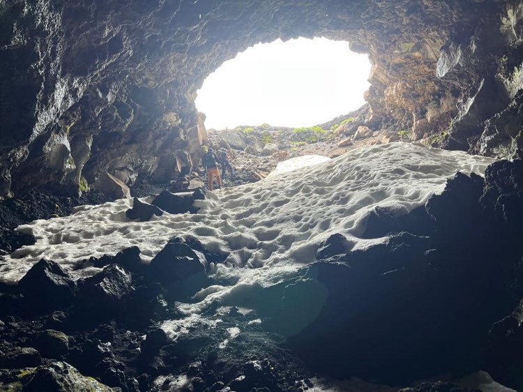 L' 'incredibile' meraviglia della Grotta del Gelo, il ghiacciaio più a ...